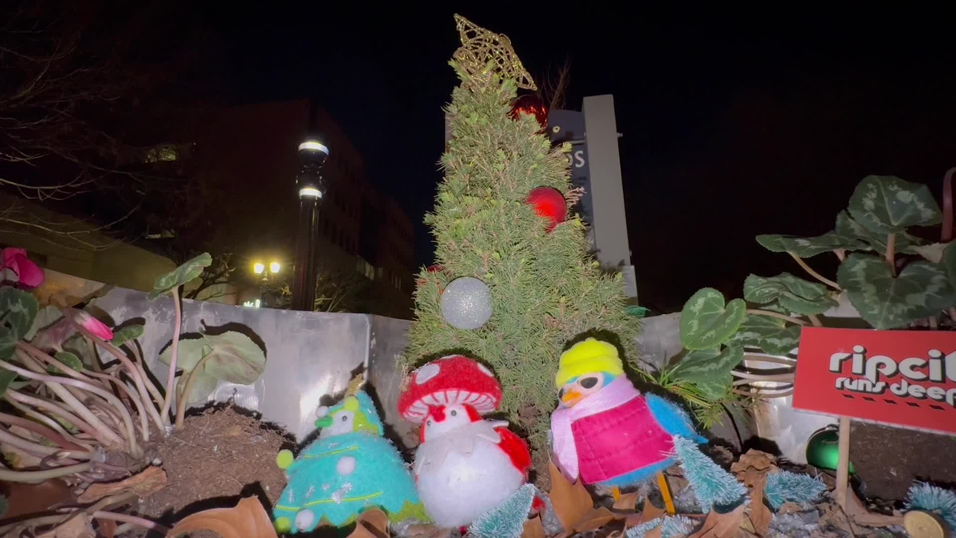 World’s smallest park gets holiday display in Portland – KGET 17