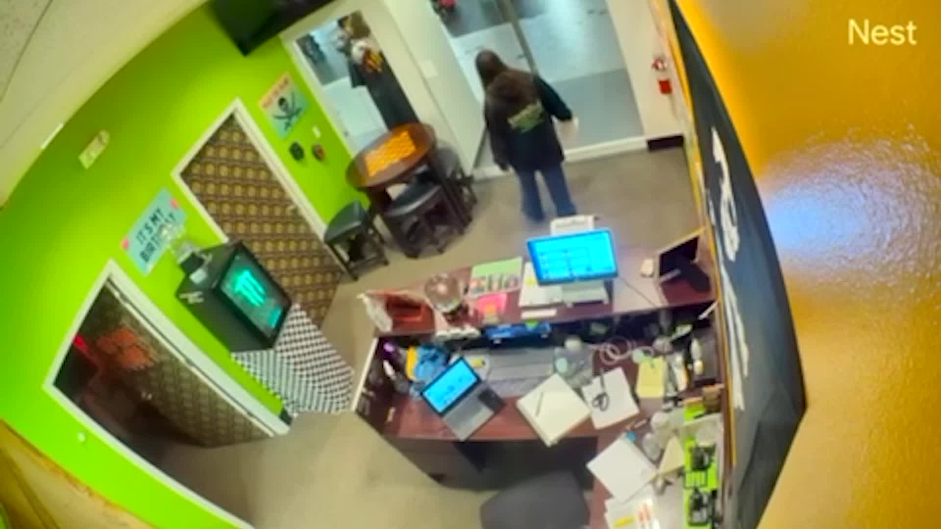 VIDEO: Twisted Escape Room employee helps family escape shooting at ...